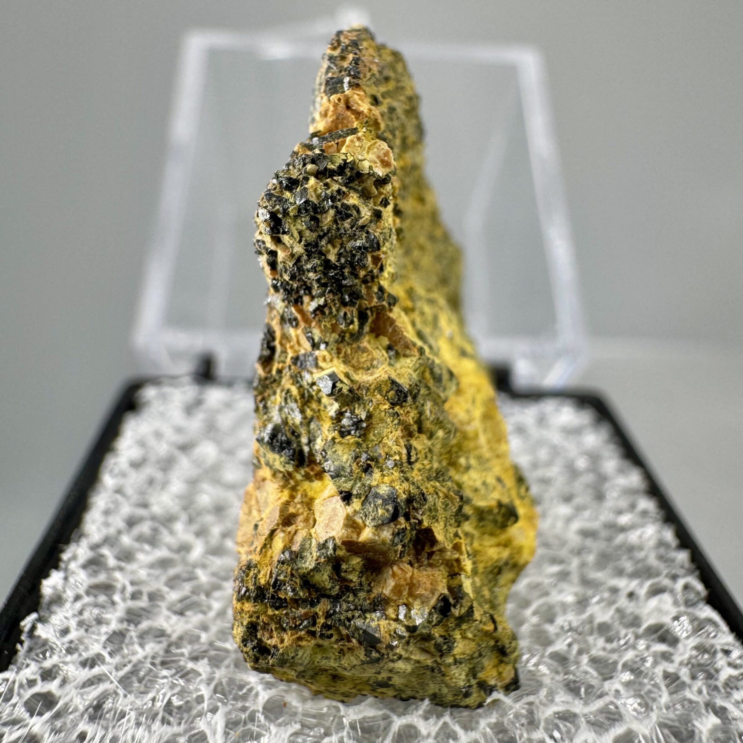 Becquerelite, Uraninite: Rock Landing Quarry, Haddam Neck, Haddam ...