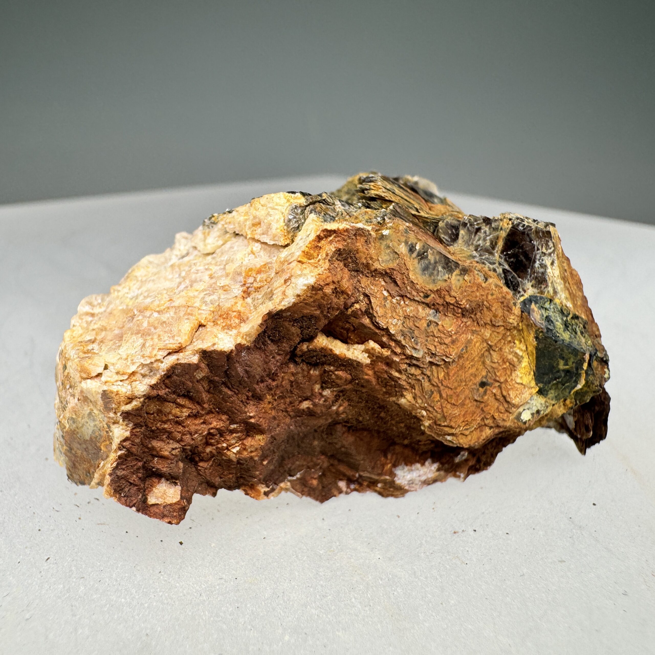 Uraninite, Muscovite, Albite: John Salak Quarry, Haddam, Middlesex ...
